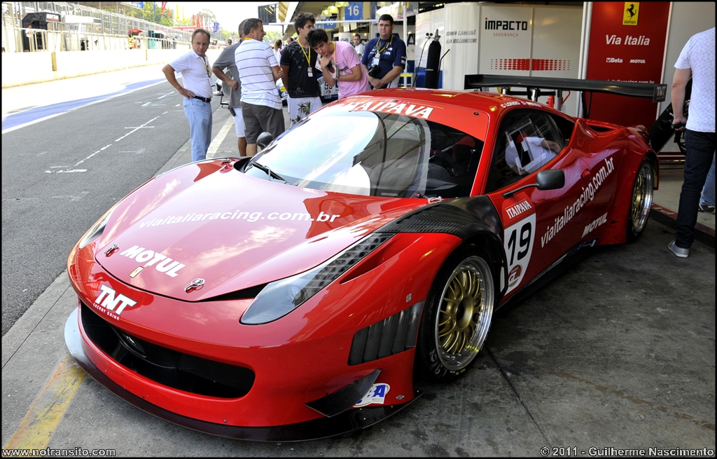 Ferrari 458 Italia GT3 – No Trânsito