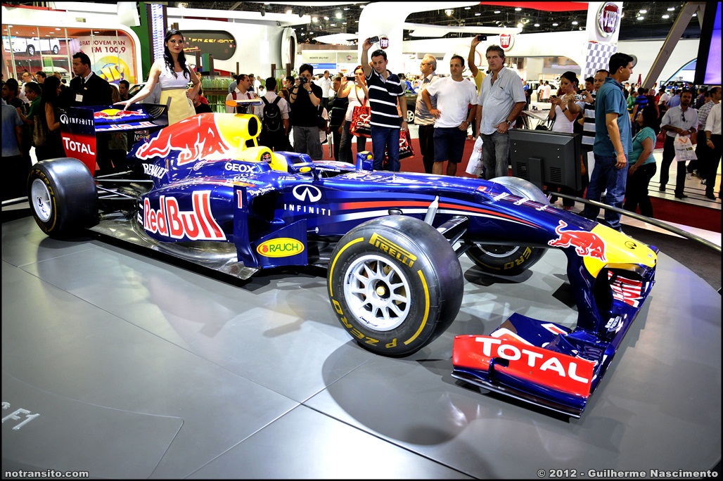 Red Bull RB7 – No Trânsito
